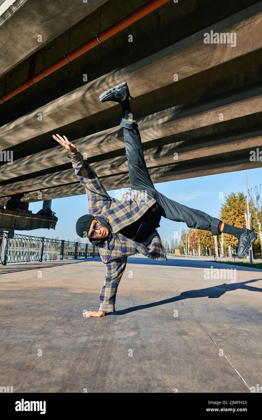 Acrobatic sporting hi-res stock photography and images - Alamy