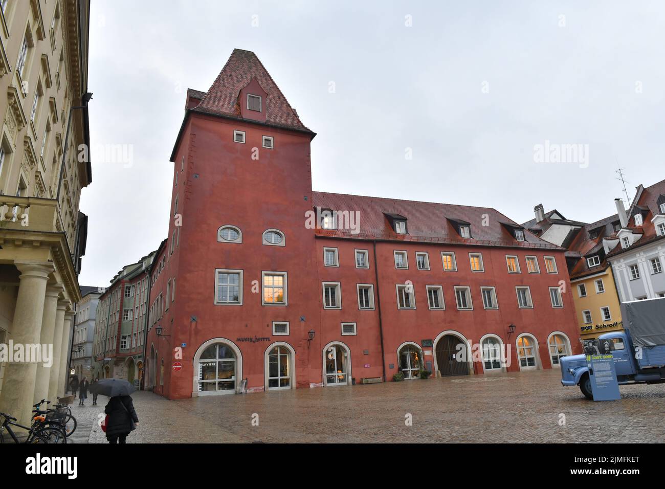 Altstadt von Regensburg an der Donau bei Regen im Winter, Bayern - Old ...