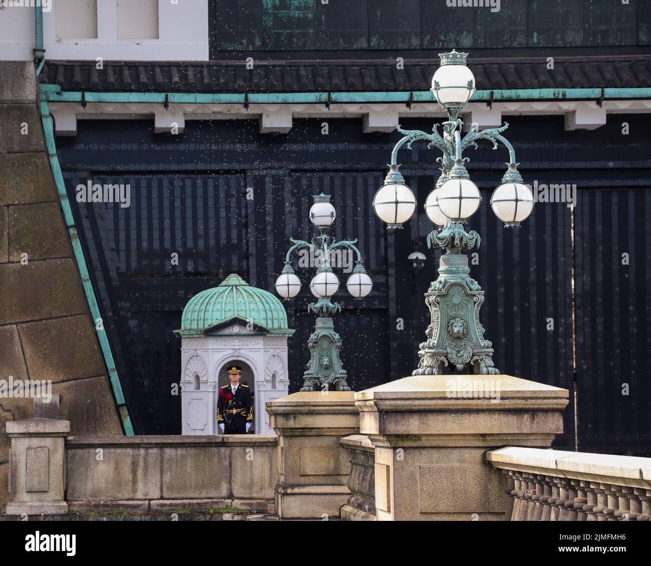 Imperial palace tokyo statue hi-res stock photography and images - Alamy