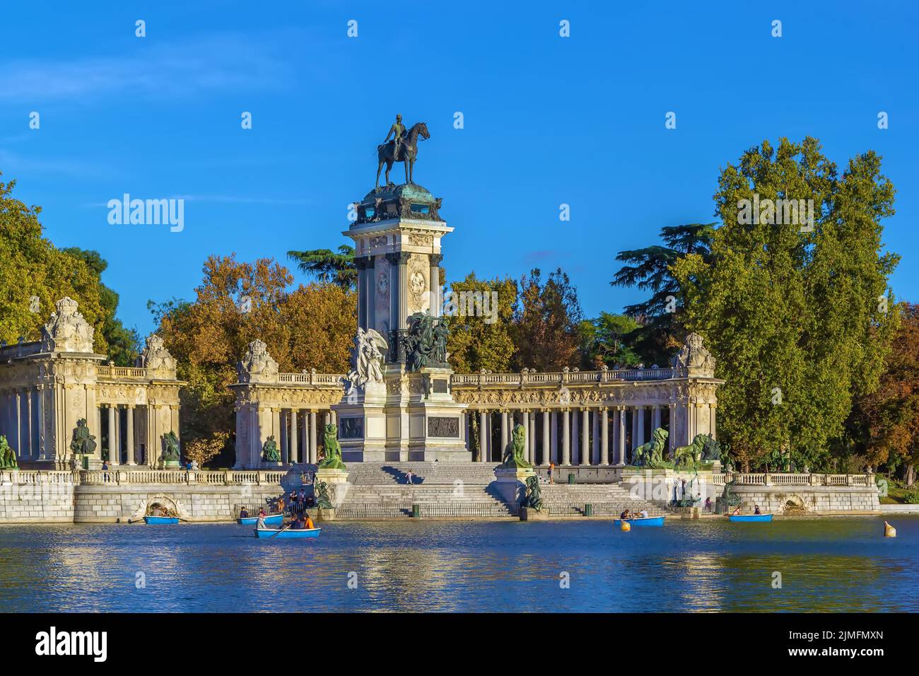 Monument alfonso xii colonnade hi-res stock photography and images - Alamy