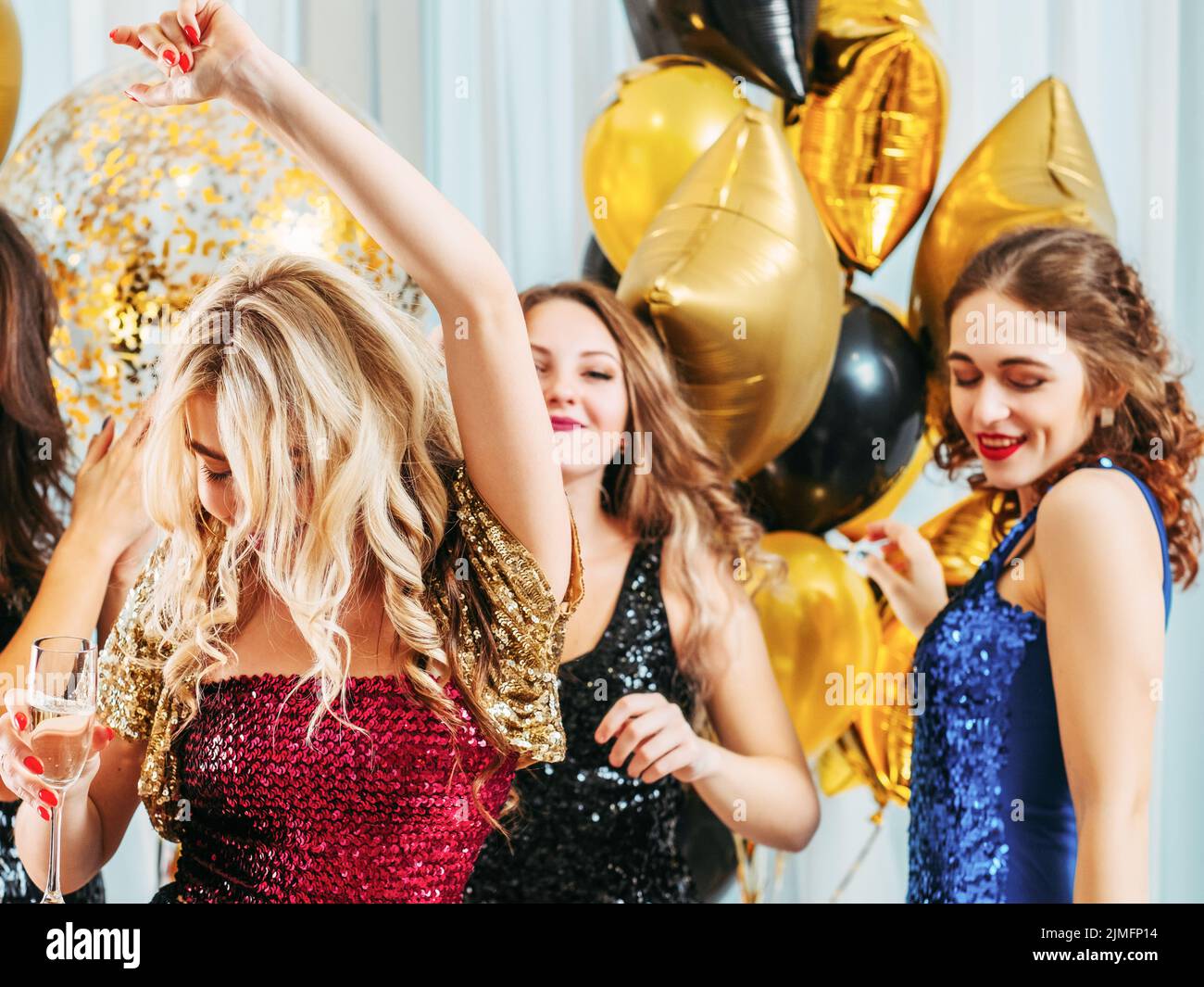 Girls dancing together hi-res stock photography and images - Alamy
