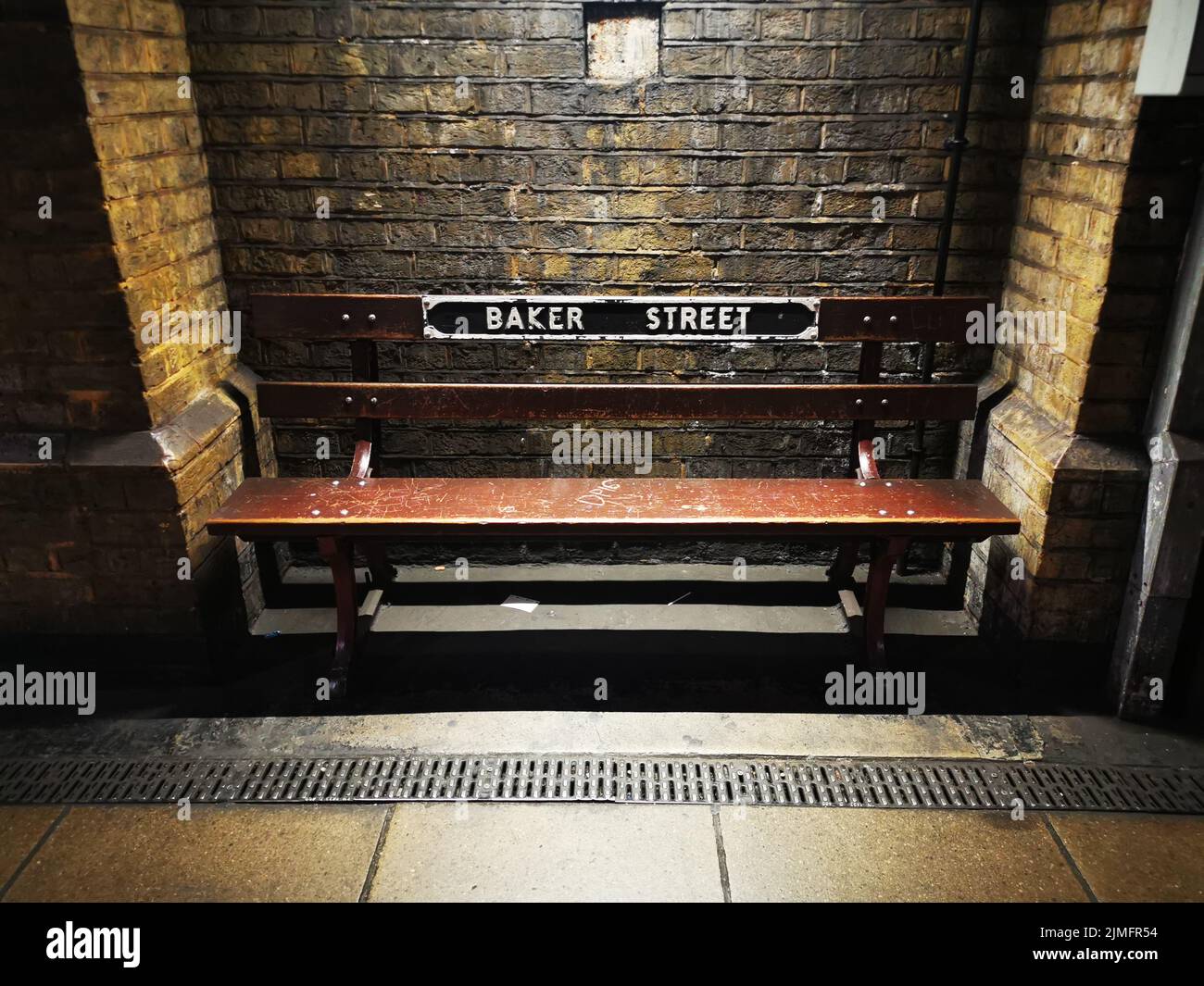 Old and vintage bench in Baker Street underground station, in a dark ...