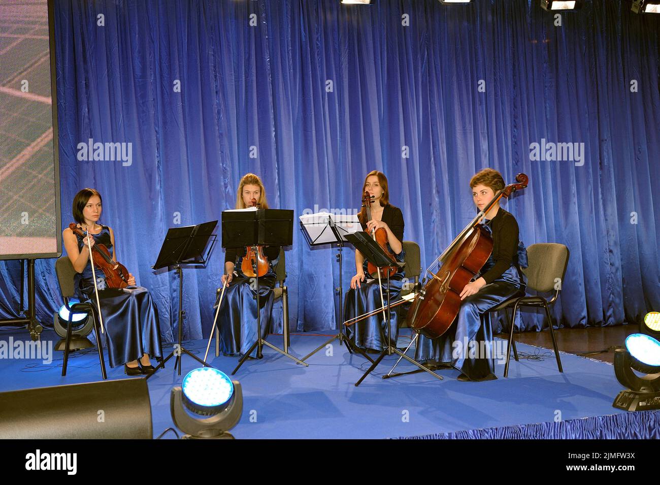 String quartet stage hi-res stock photography and images - Alamy