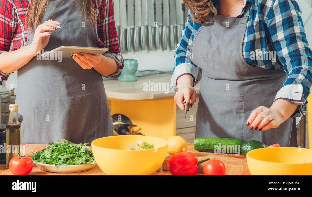 Cooking at home family hi-res stock photography and images - Alamy