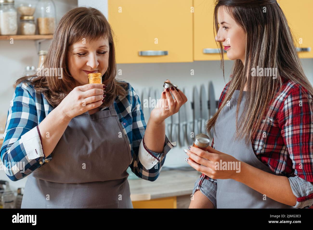 Women kitchen hi-res stock photography and images - Alamy