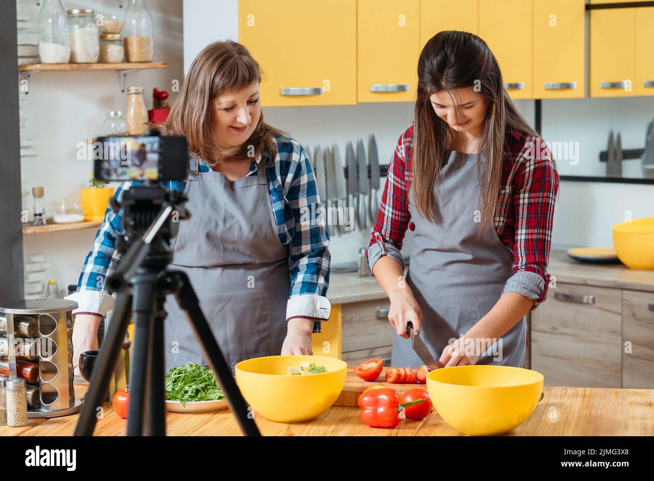 Cooking fresh salad family hi-res stock photography and images - Alamy