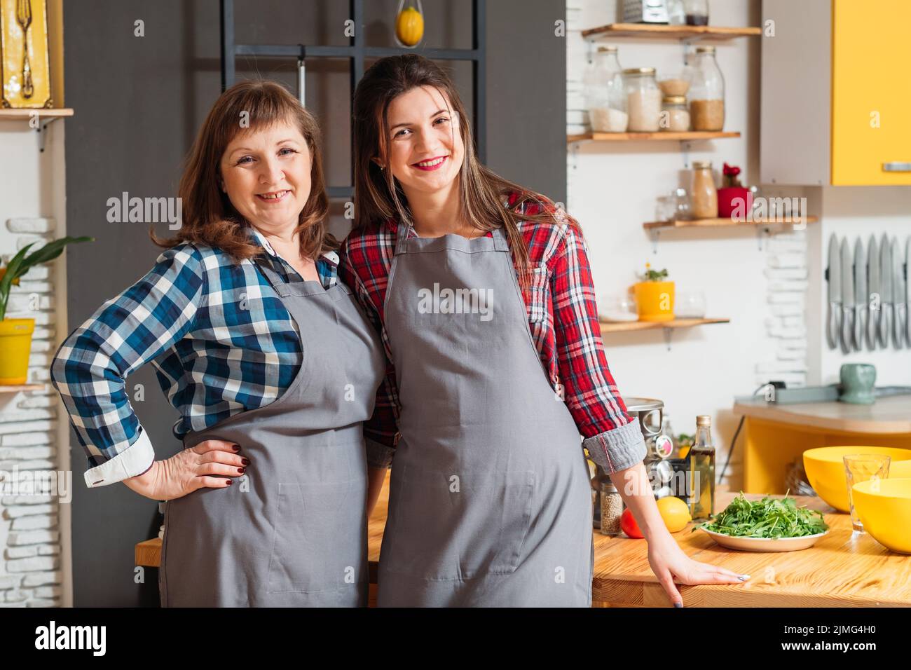 family team cooking hobby kitchen leisure Stock Photo - Alamy