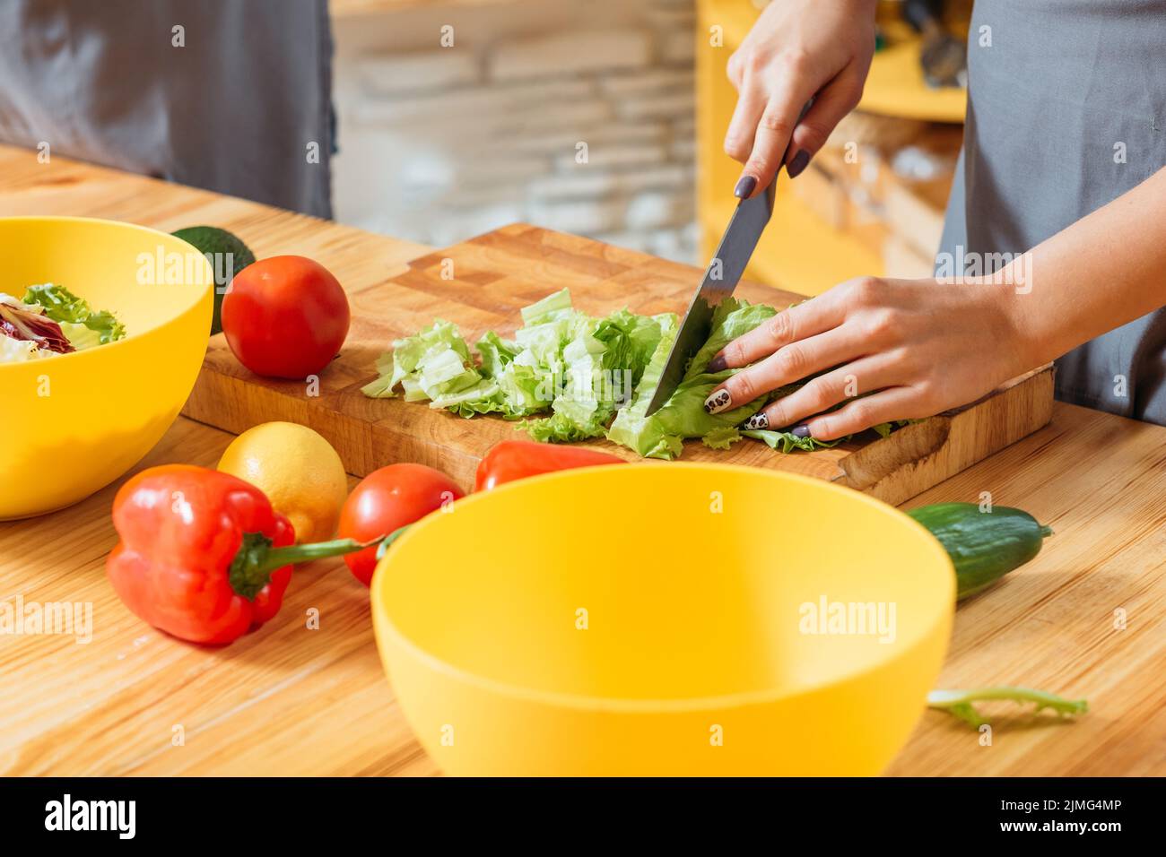woman hands cutting lettuce healthy balanced salad Stock Photo - Alamy
