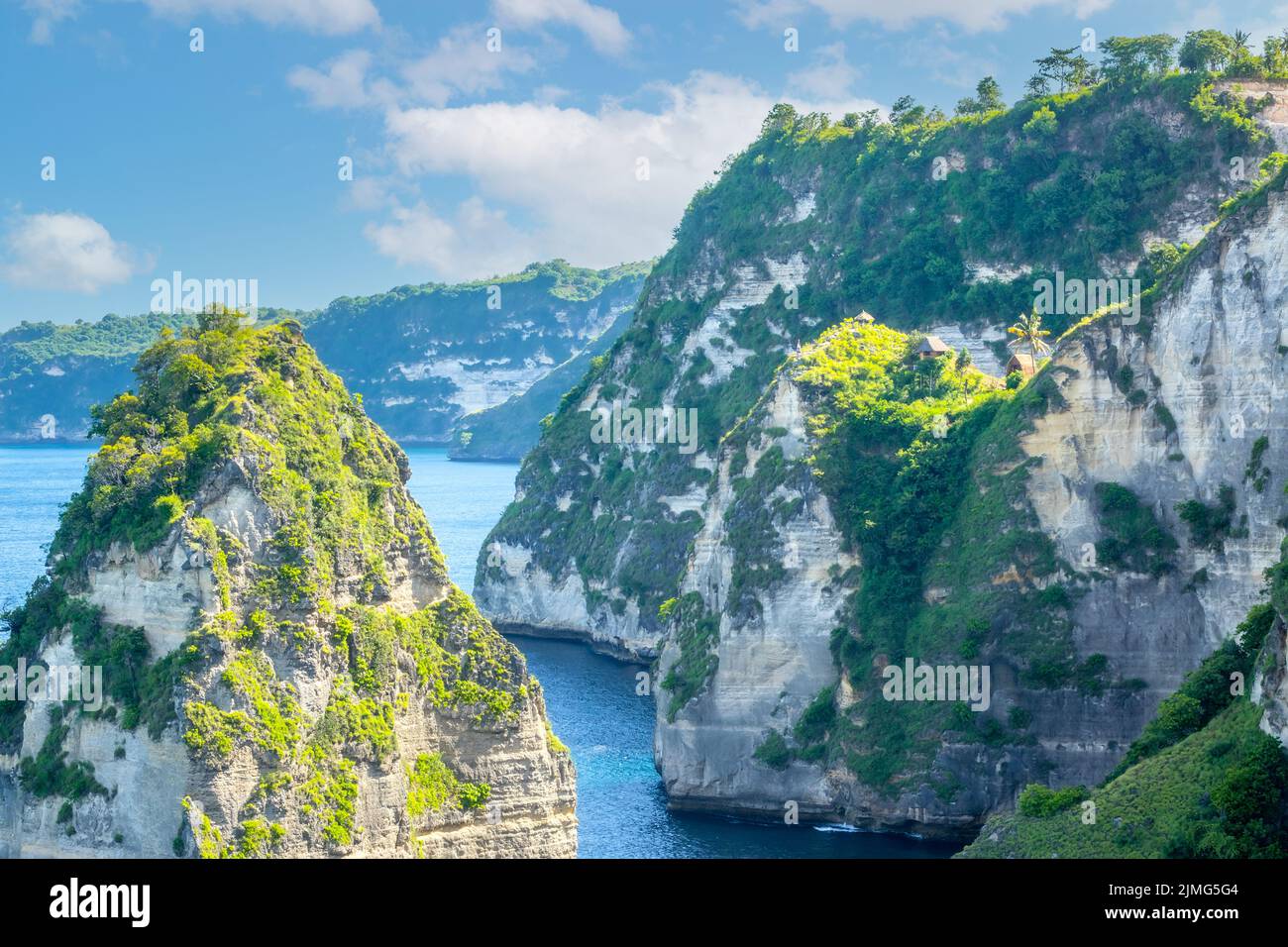 Rocks on shore ocean aerial hi-res stock photography and images - Alamy