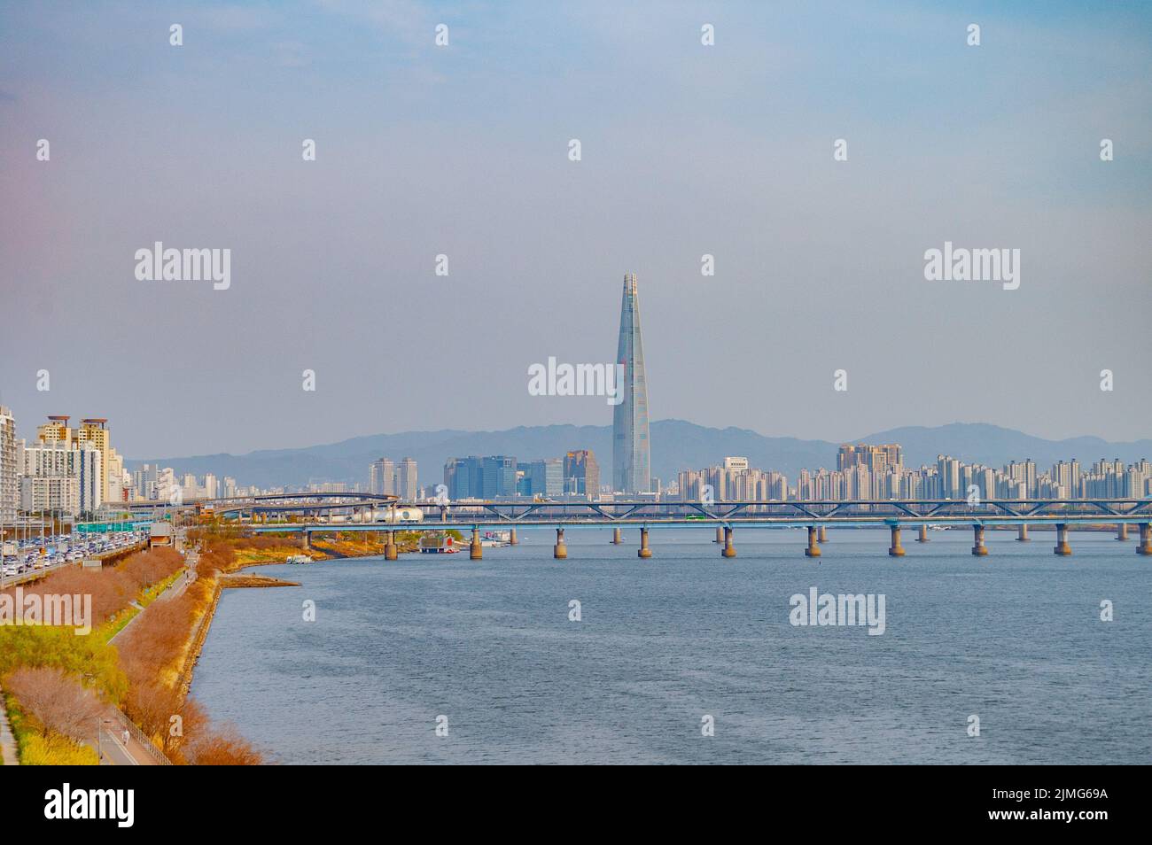 A breathtaking view of the famous Jamsil Railway Bridge with a view of ...