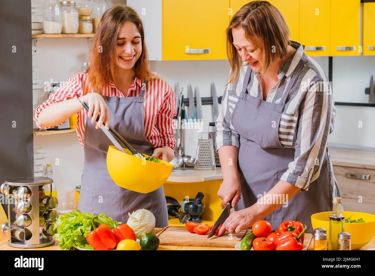 family culinary master class kitchen vegetables Stock Photo - Alamy