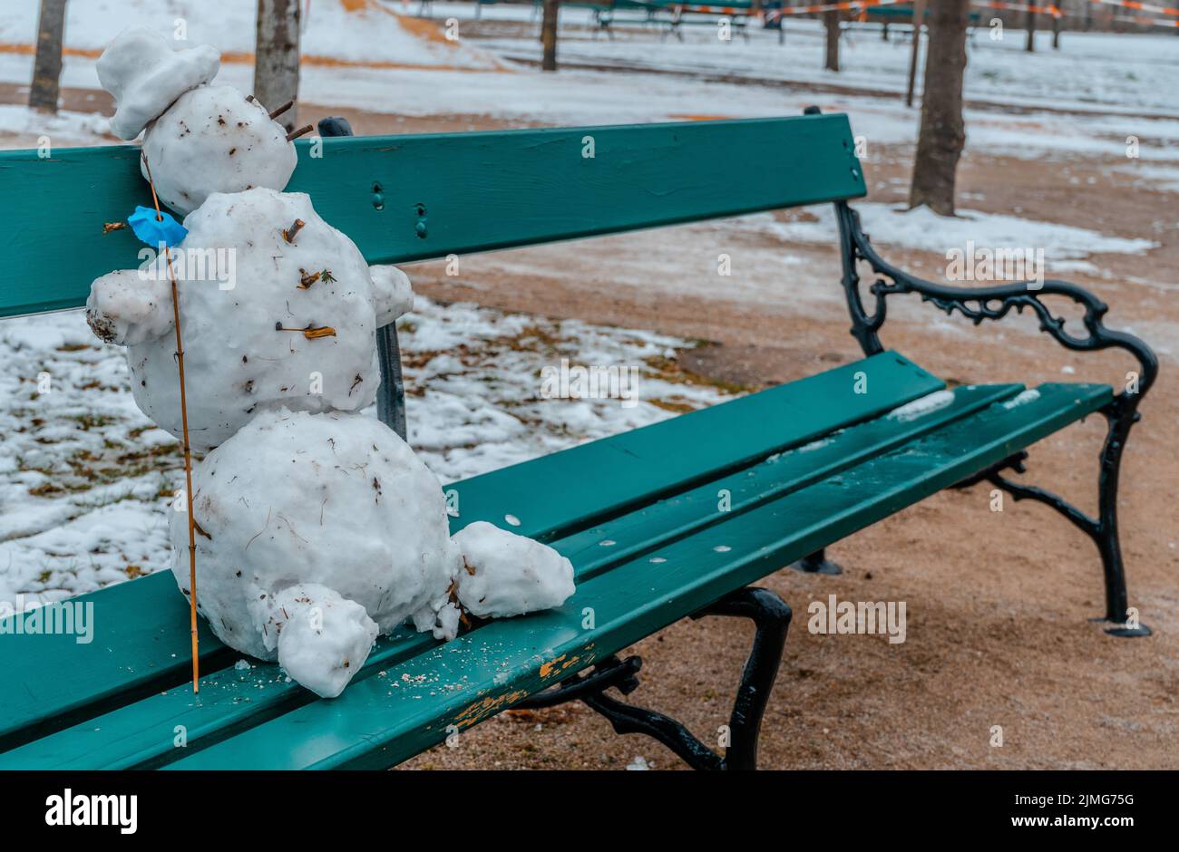 Snowman sitting on park bench hi-res stock photography and images - Alamy