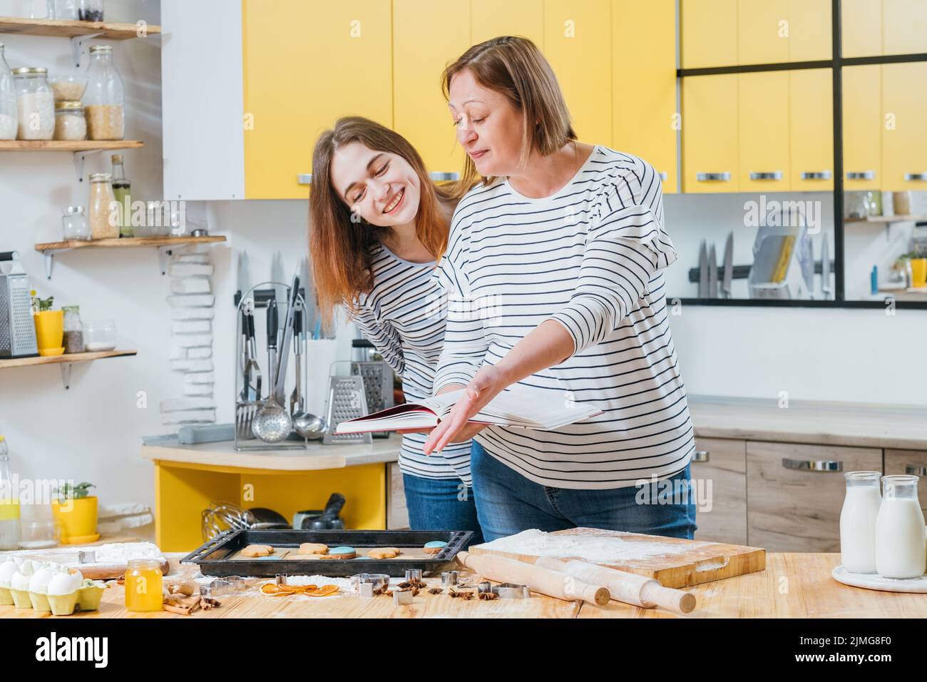 culinary hobby mother daughter cookery book Stock Photo - Alamy