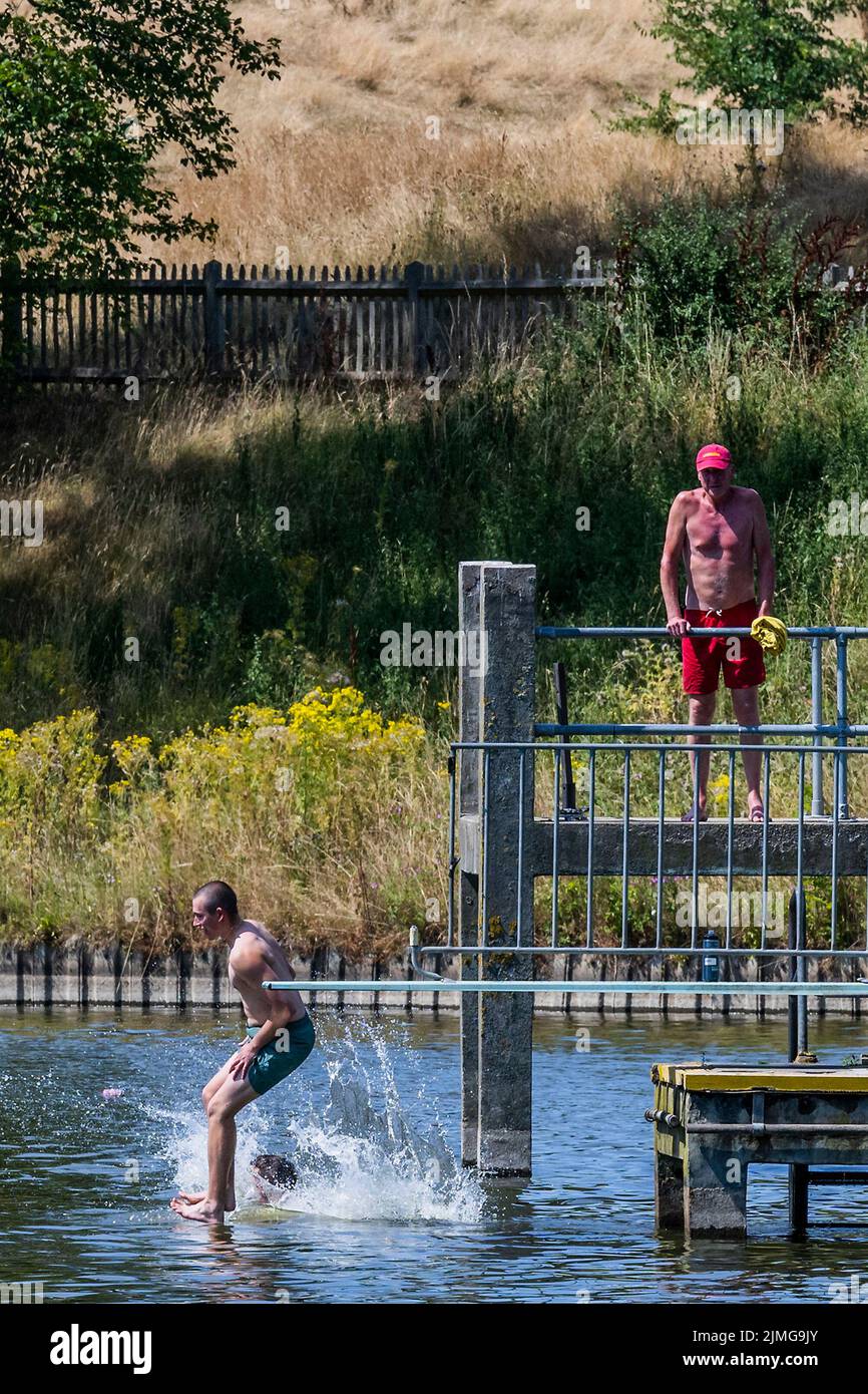 Hampstead pond men's hi-res stock photography and images - Alamy
