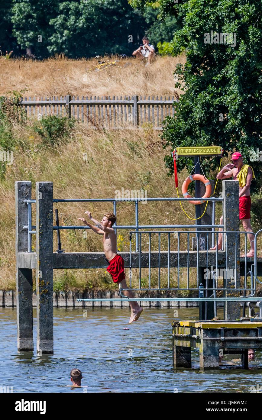 London, UK. 6th Aug, 2022. People dive in to the mens bathing pond to ...