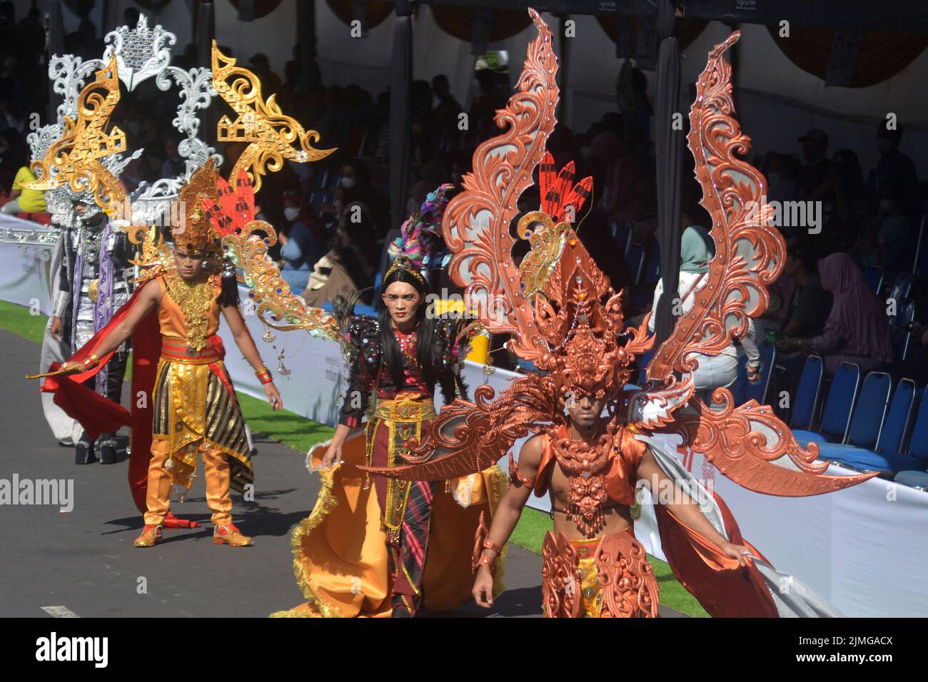 (220806) -- JEMBER, Aug. 6, 2022 (Xinhua) -- Performers participate in ...