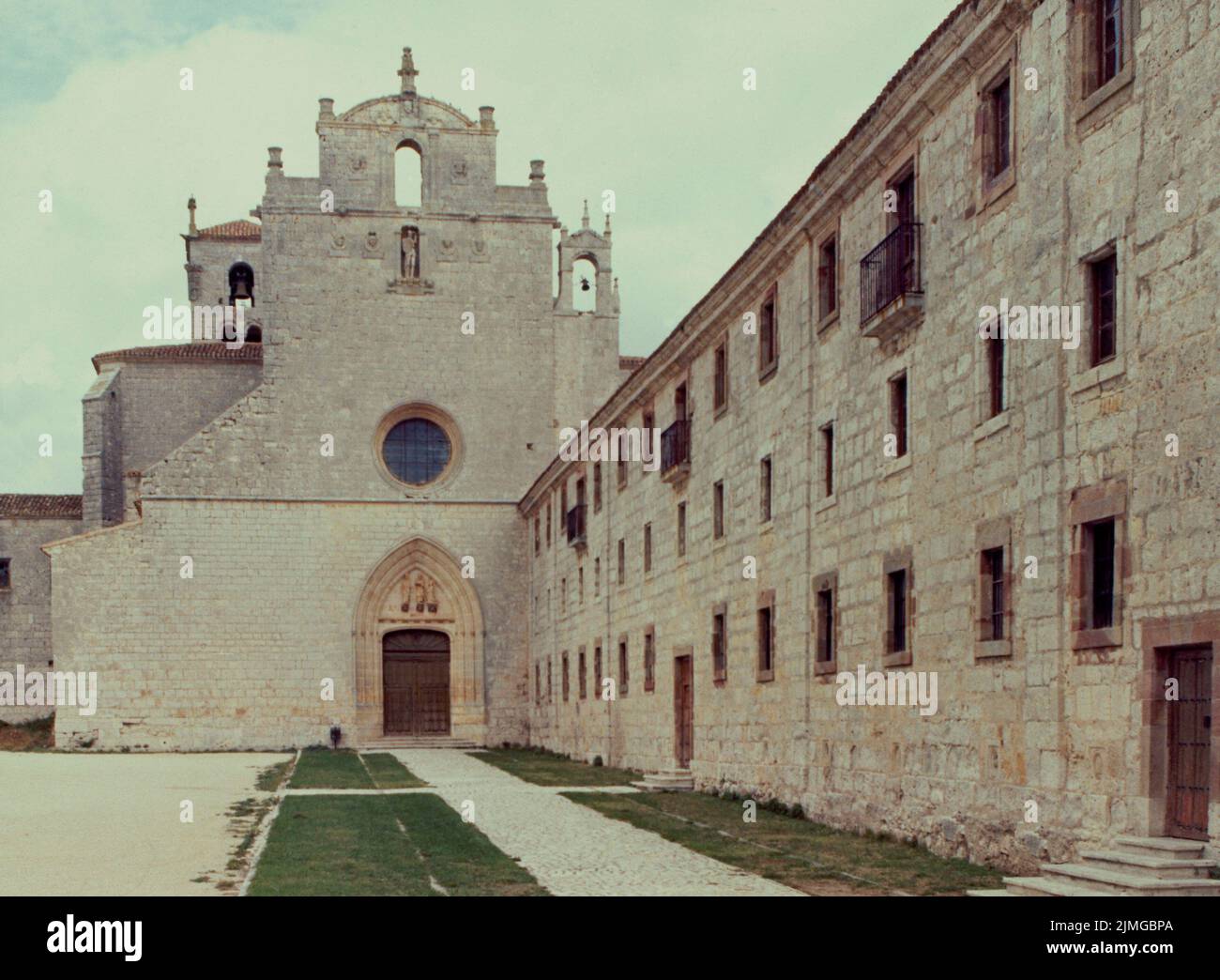 IGLESIA - PORTADA - FOTO AÑOS 80. Location: MONASTERIO DE SAN PEDRO DE ...