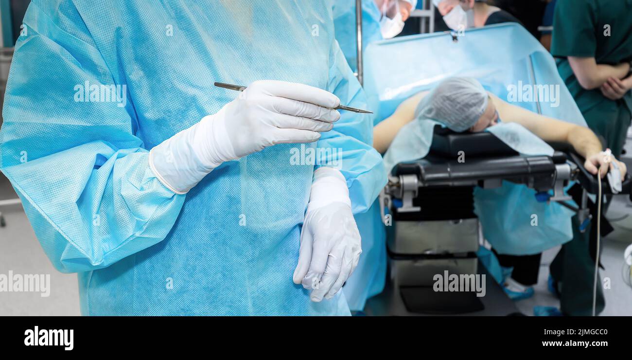 Surgeon with a scalpel in the operating room Stock Photo - Alamy