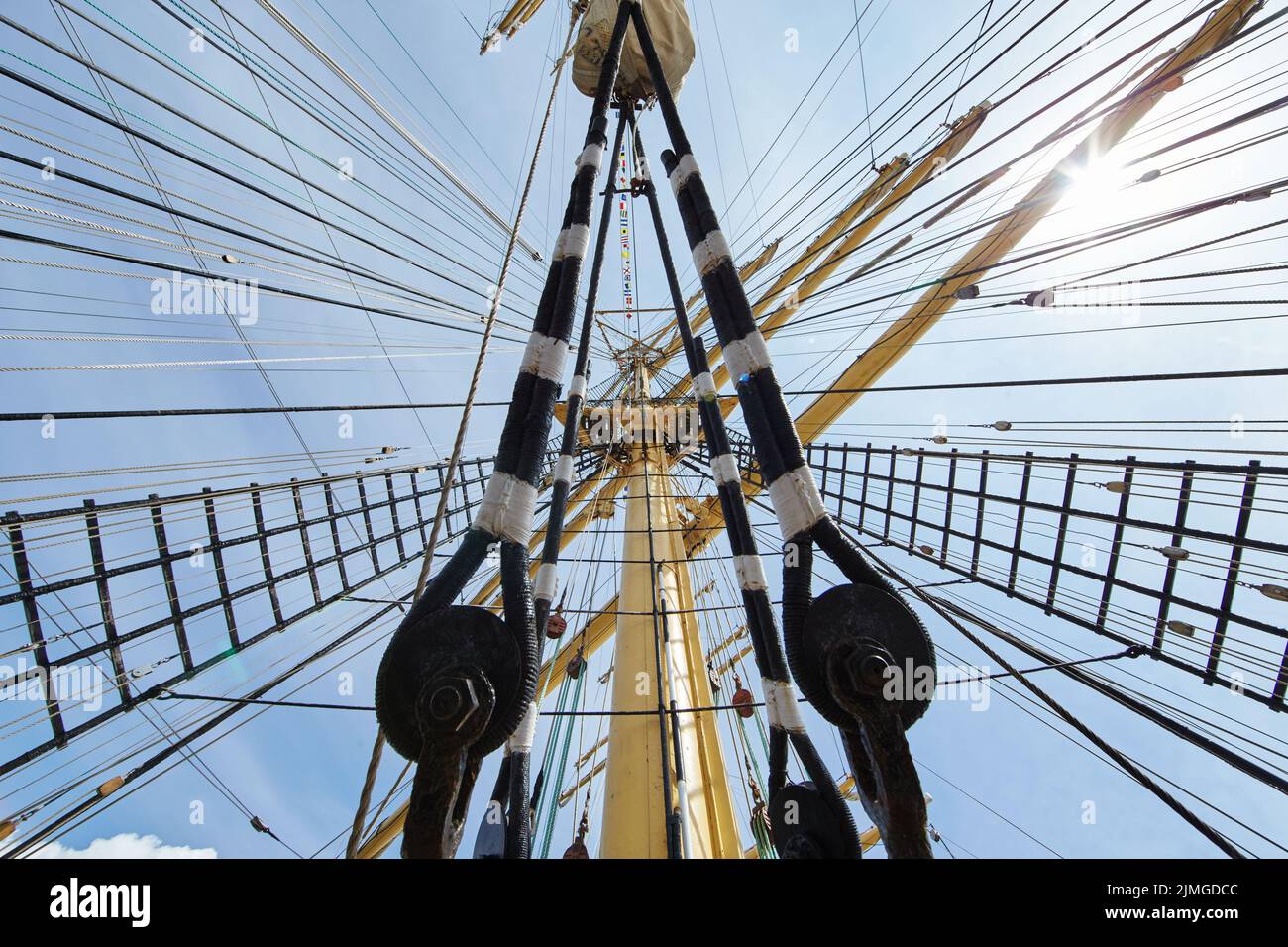 Old ship mast hi-res stock photography and images - Alamy