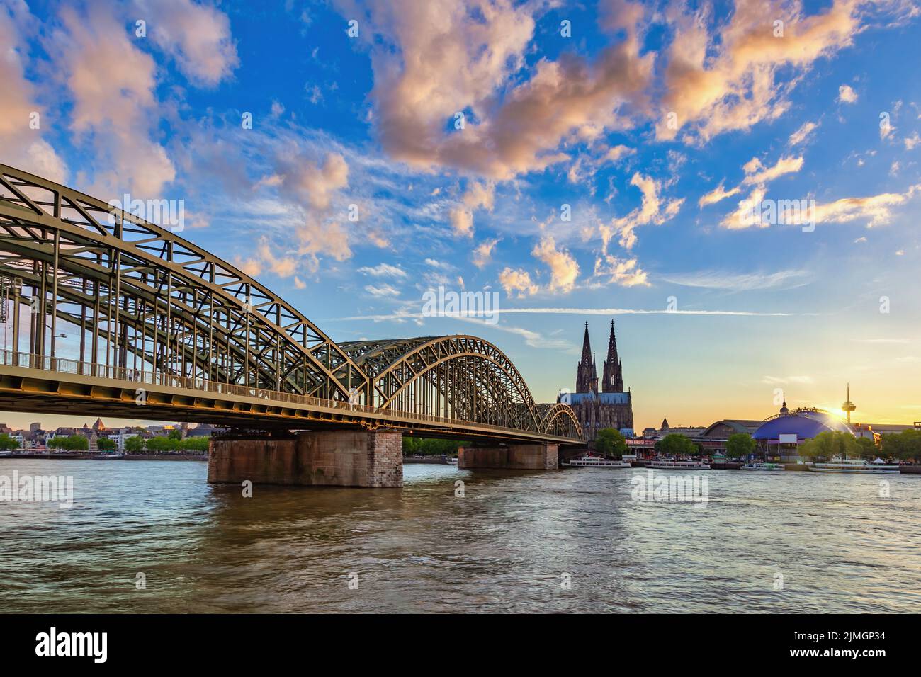 Cologne Germany, sunset city skyline at Cologne Cathedral (Cologne Dom ...