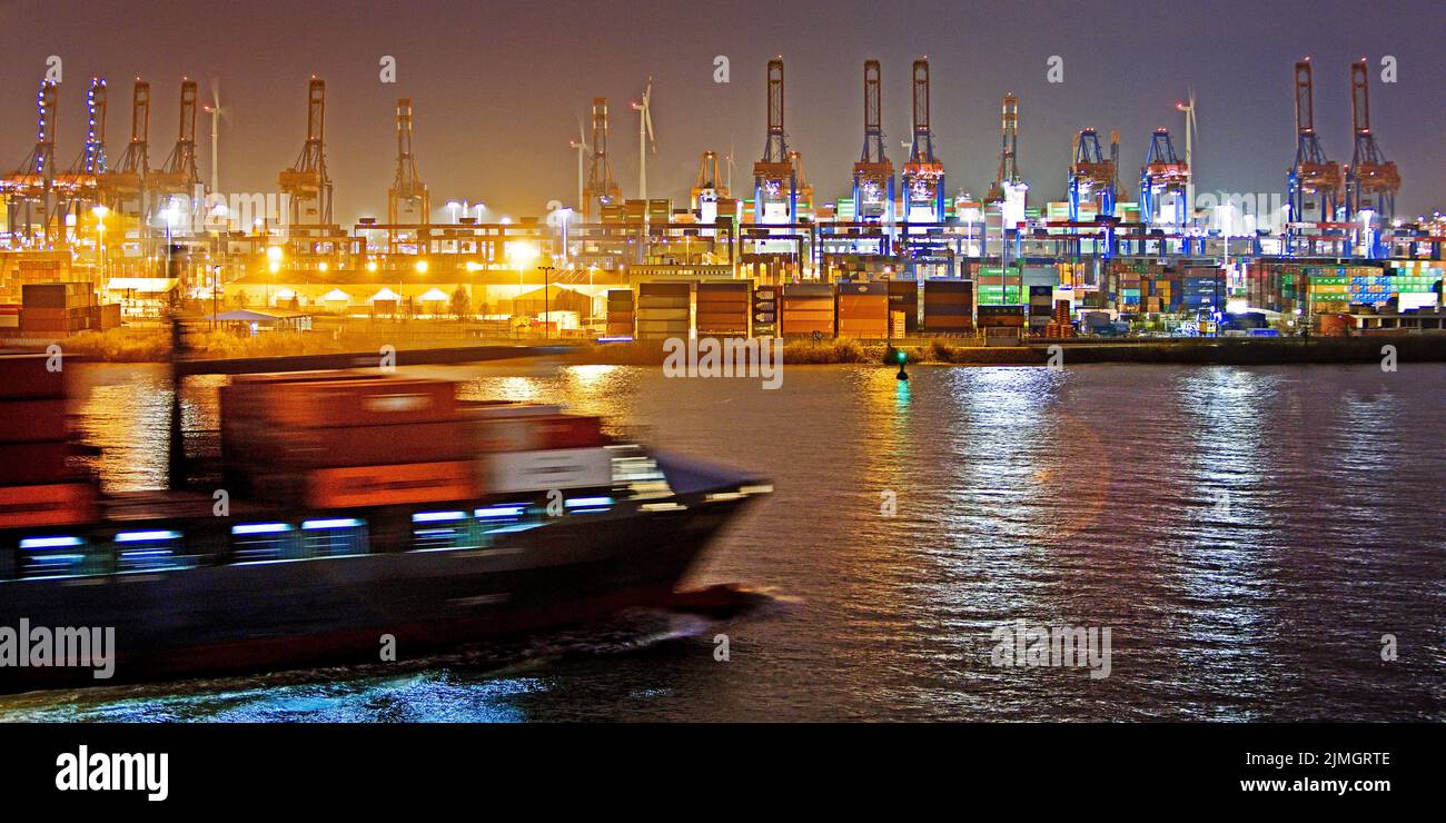 Container ship in front of loading cranes at the Burchardkai container ...