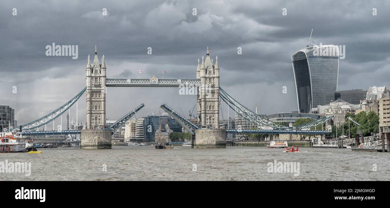 Historic london ships hi-res stock photography and images - Alamy
