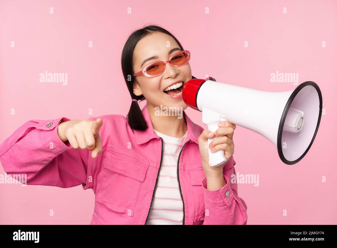 Attention, announcement concept. Enthusiastic asian girl shouting in ...