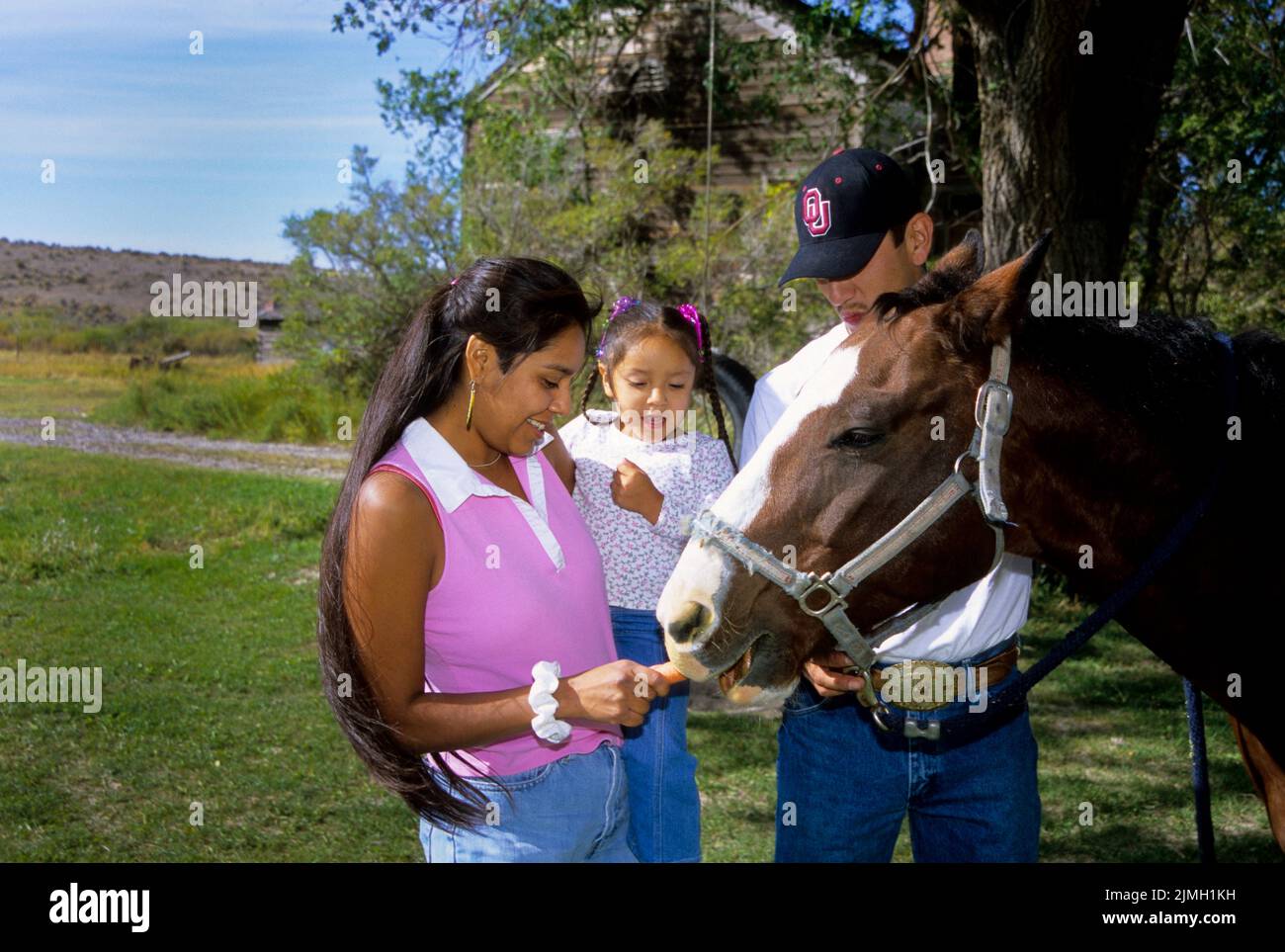 Native american family hi-res stock photography and images - Alamy