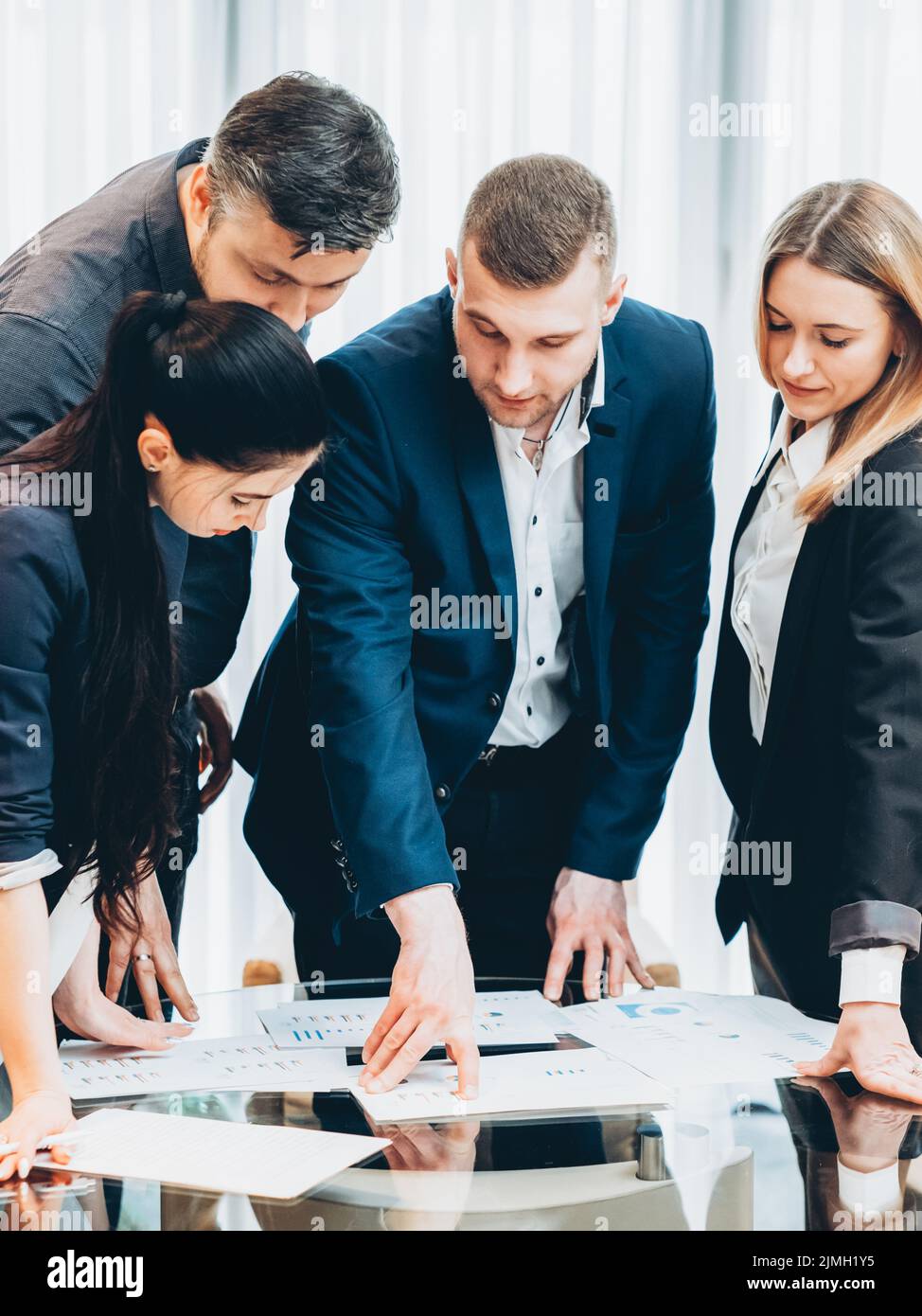 briefing project manager instructions team meeting Stock Photo - Alamy