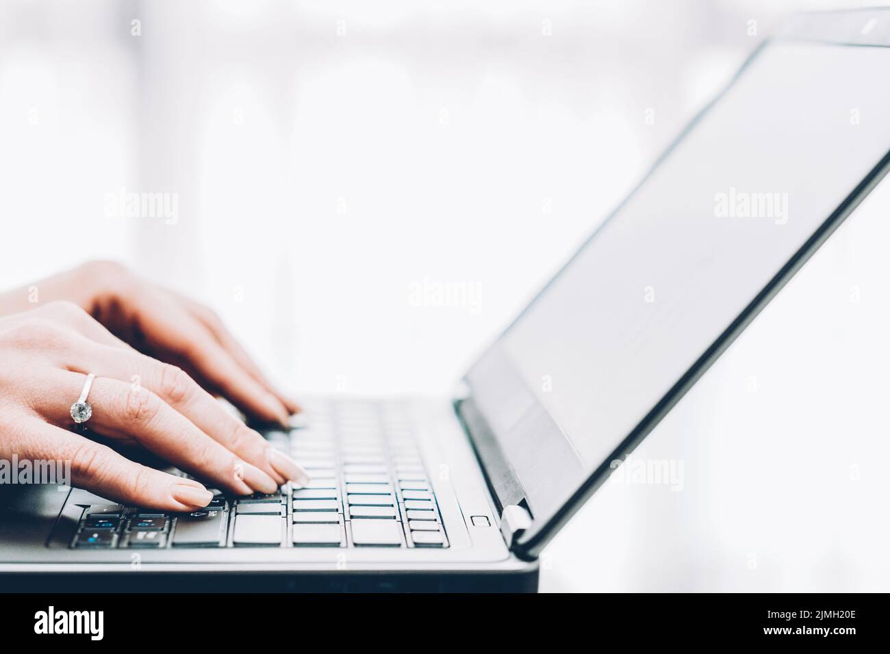Reporter typing hi-res stock photography and images - Alamy