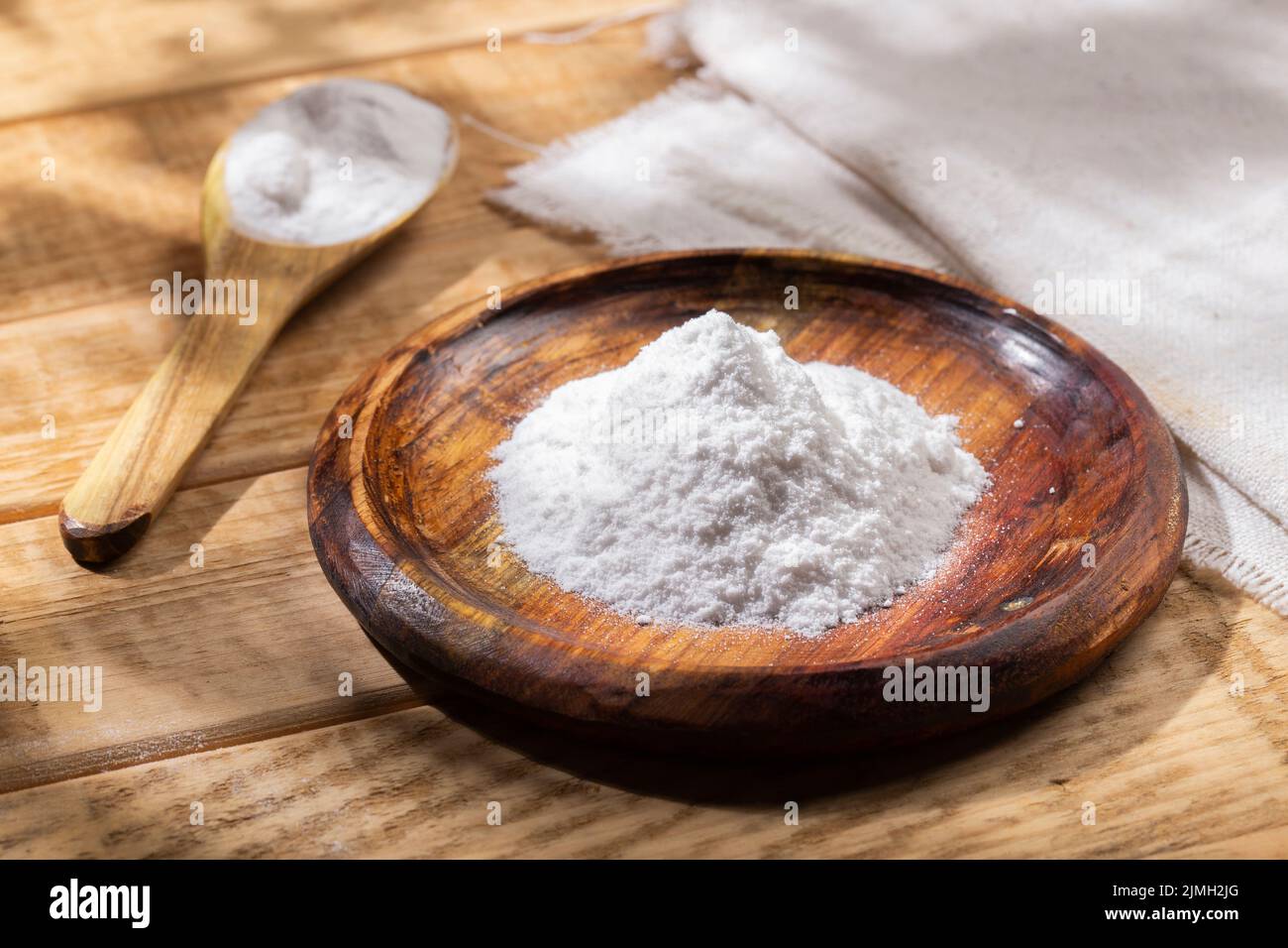 Baking soda in wooden bowl on the table Stock Photo - Alamy