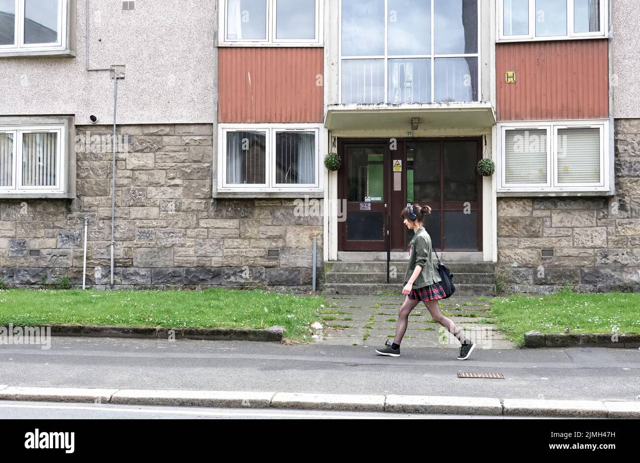Council estate girl hi-res stock photography and images - Alamy