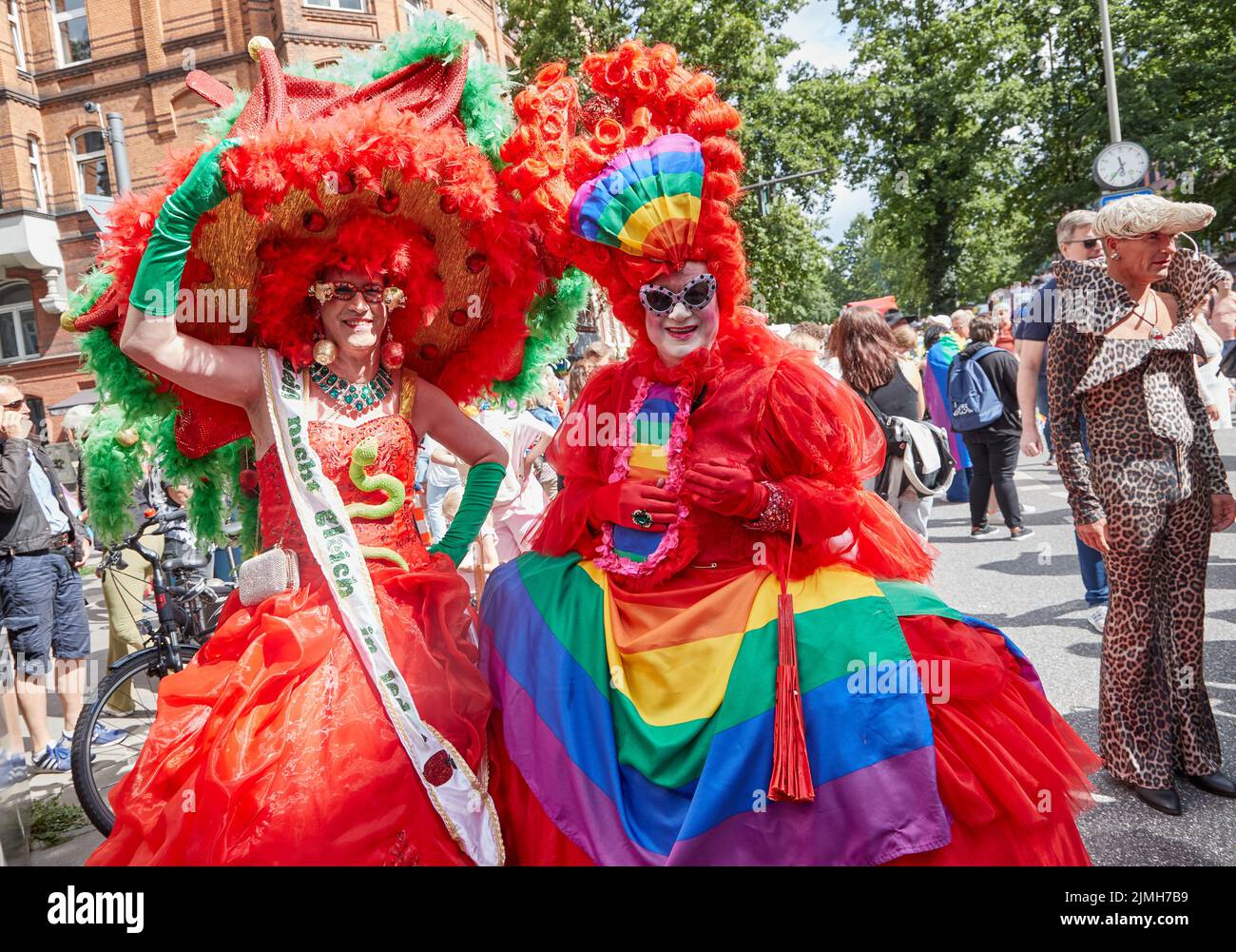 Hamburg, Germany. 06th Aug, 2022. Kiki (l) and Priscilla Asbest arrive ...
