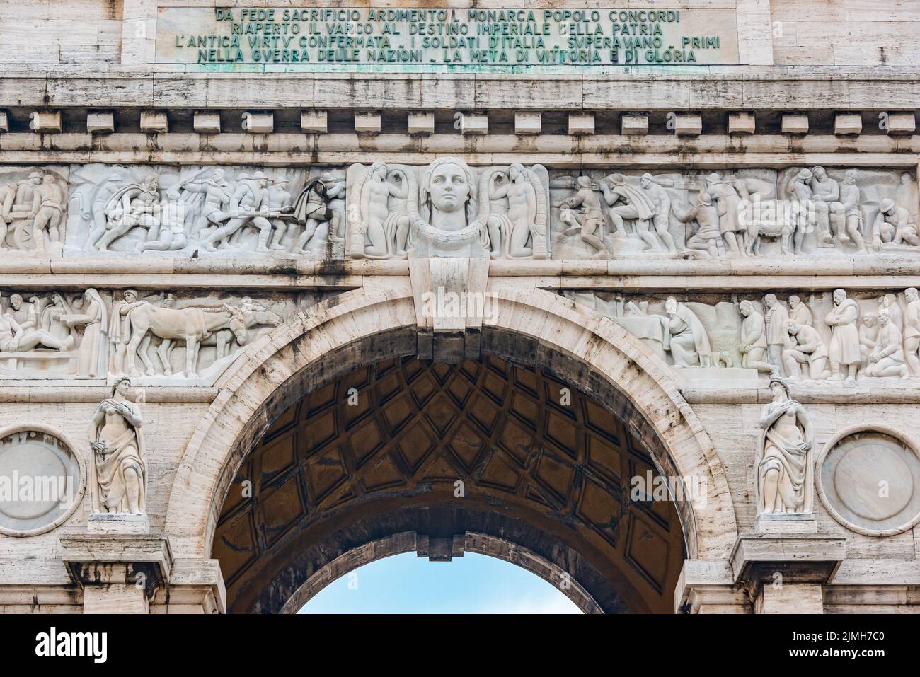 Statues on the triumphal Arch Stock Photo - Alamy