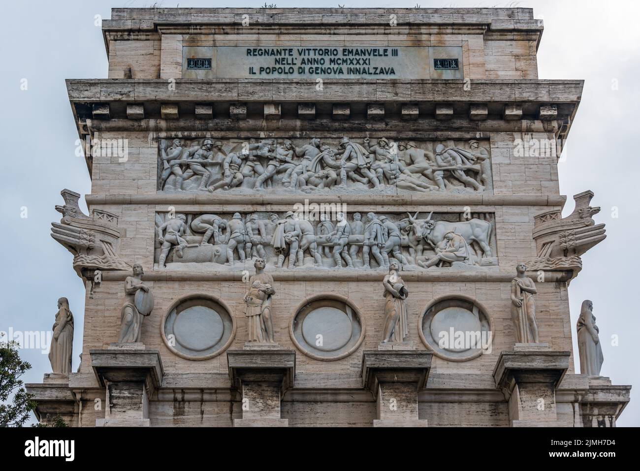 Statue on triumphal arch hi-res stock photography and images - Alamy