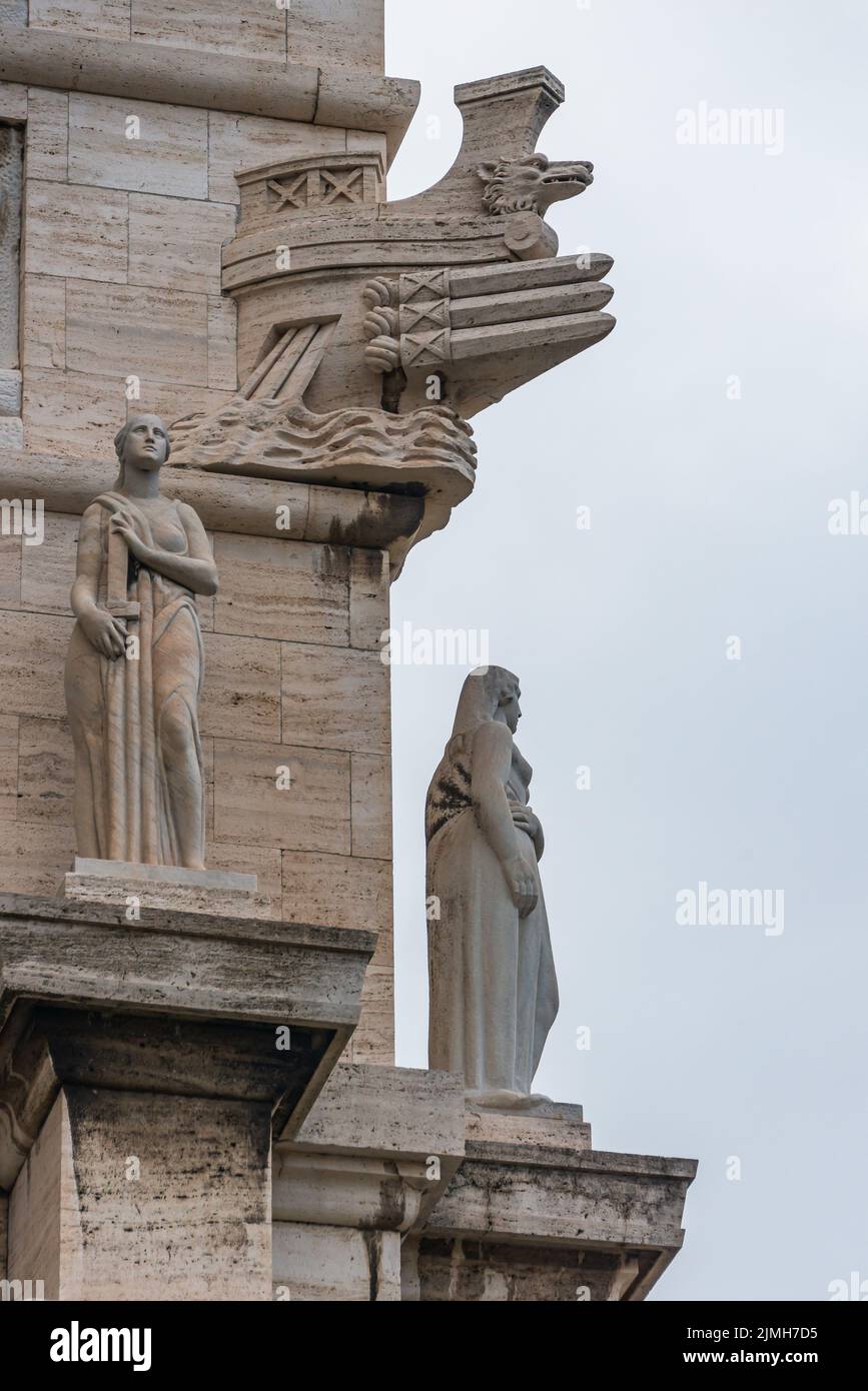 Statues on the triumphal Arch Stock Photo - Alamy