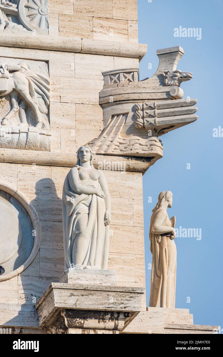 Statues on the triumphal Arch Stock Photo - Alamy