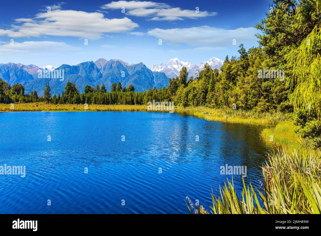 Mirror forest lake reflecting hi-res stock photography and images - Alamy
