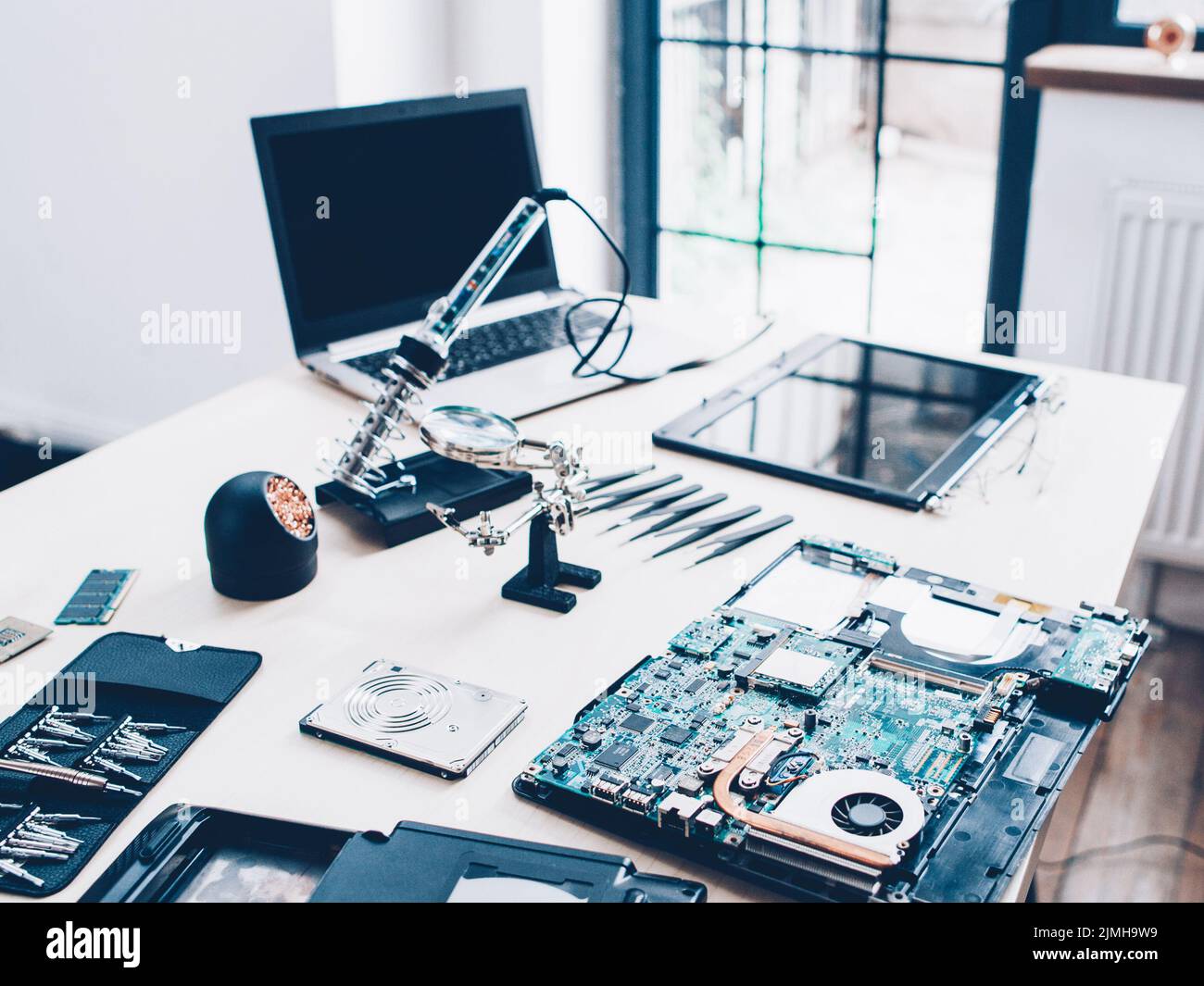 tech support engineer workplace laptop tools Stock Photo - Alamy