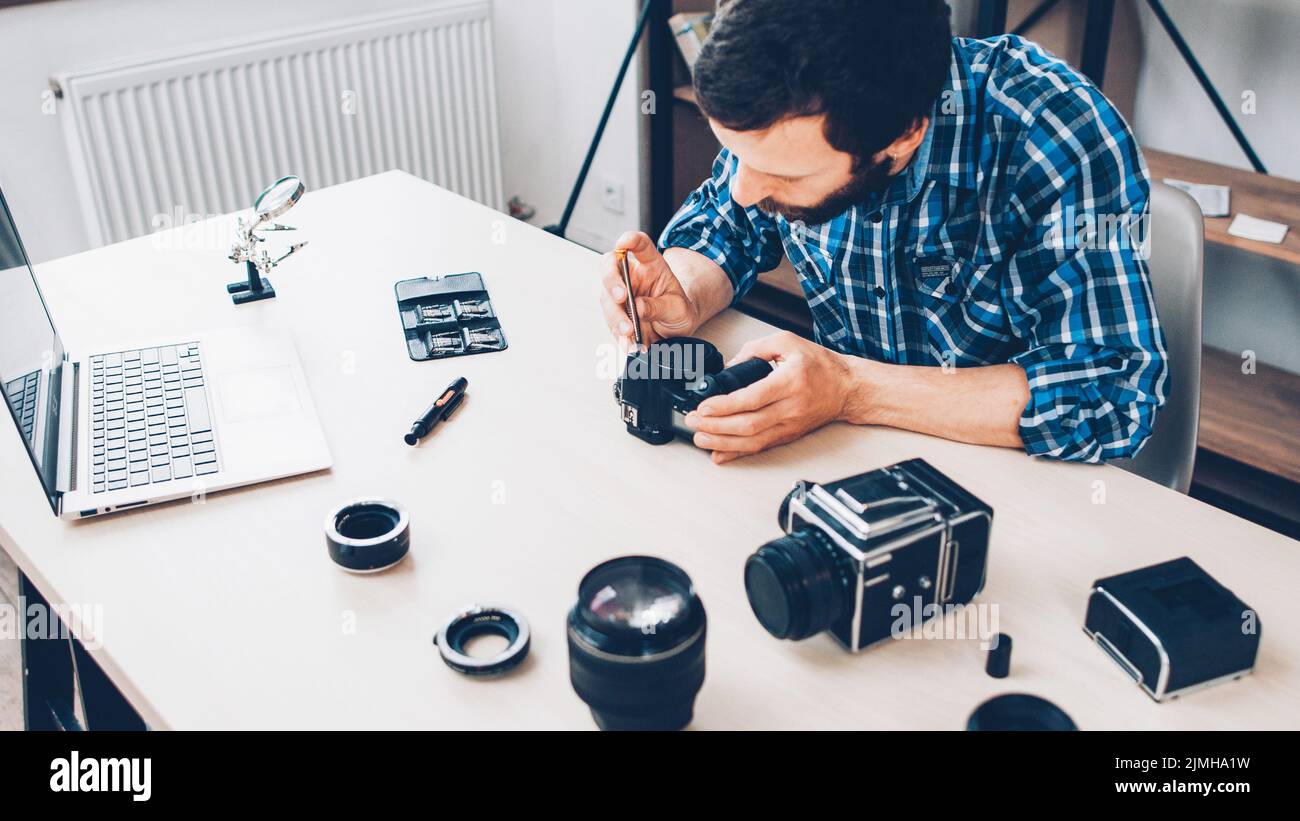 photo tech repair service engineer fixing camera Stock Photo - Alamy