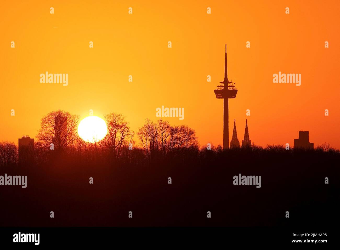 Sunrise over the Cologne city silhouette with the Colonius ...