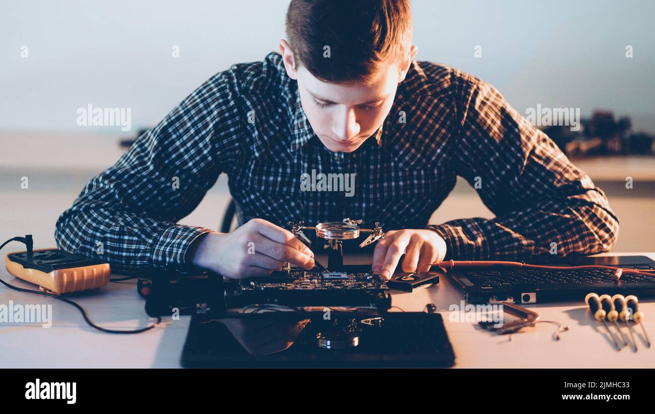 repair shop computer maintenance engineer laptop Stock Photo - Alamy
