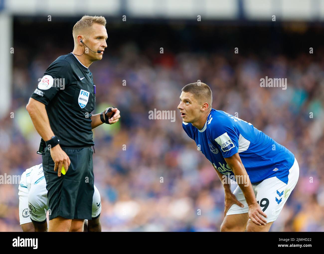 Chelsea everton football referee hi-res stock photography and images ...