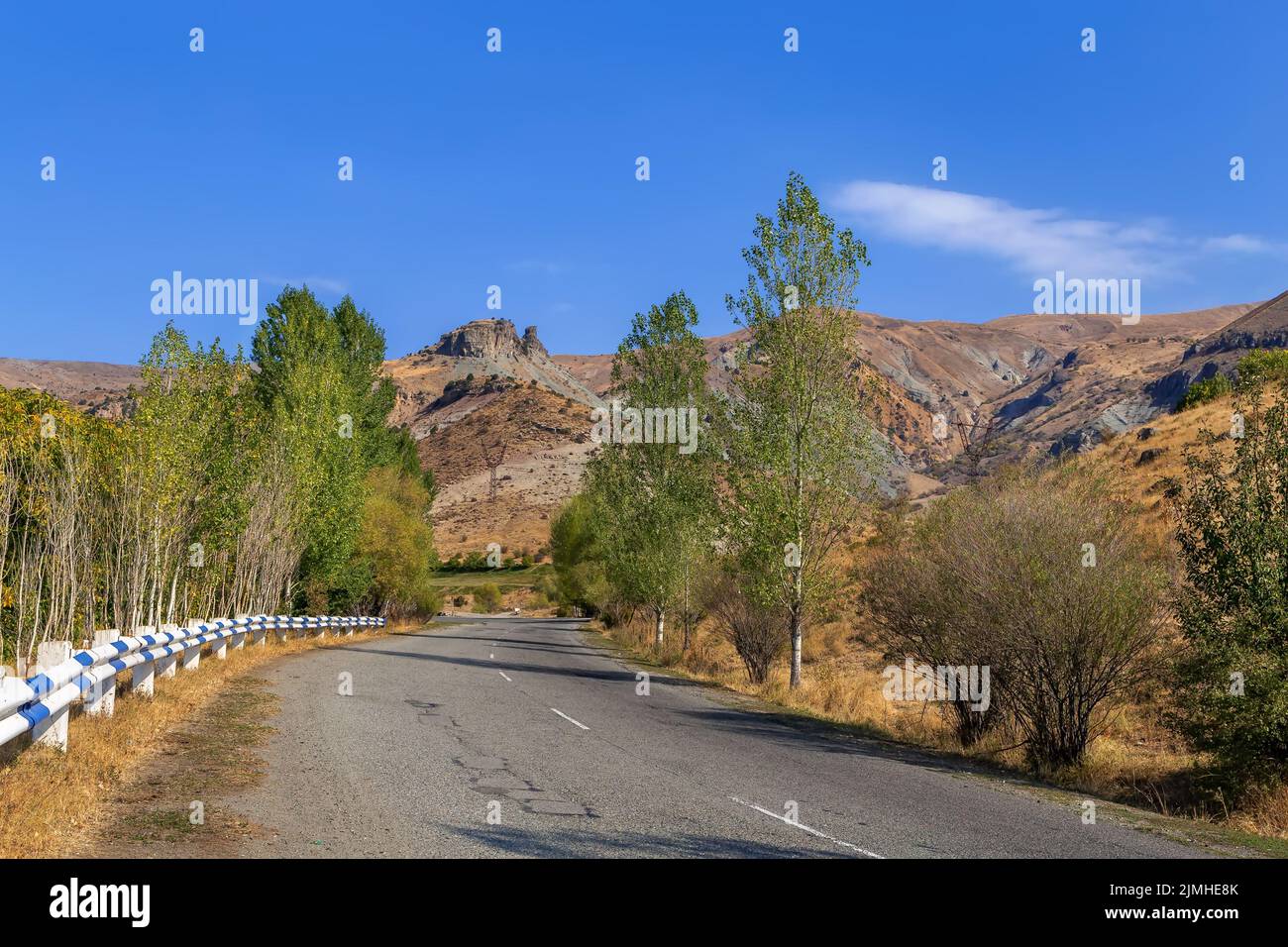 Mountain road scenic landscape hi-res stock photography and images - Alamy