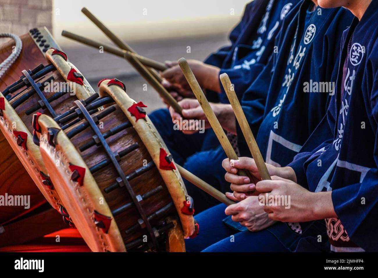 Image of people to play the taiko Stock Photo - Alamy