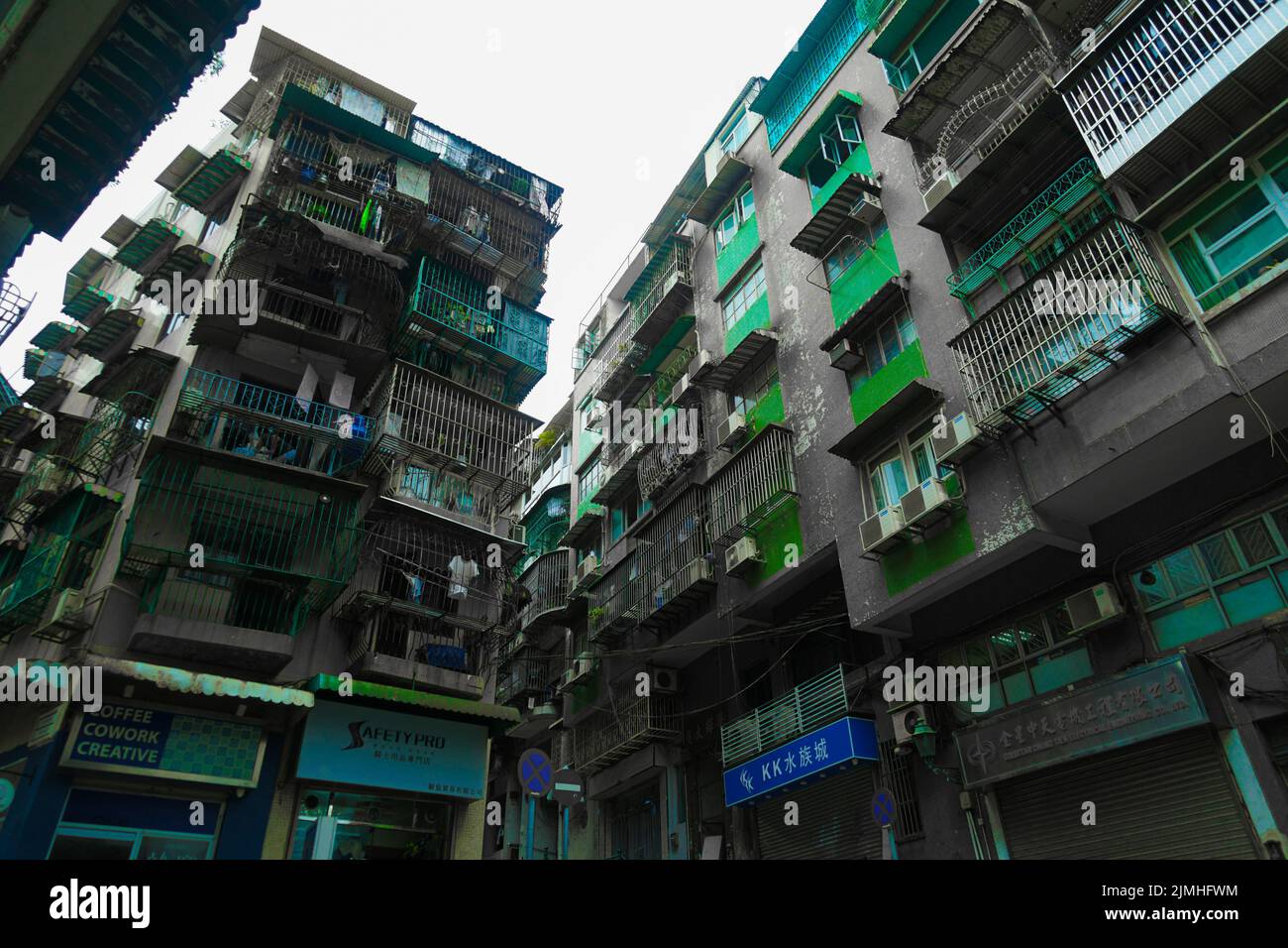 Dense housing hi-res stock photography and images - Alamy