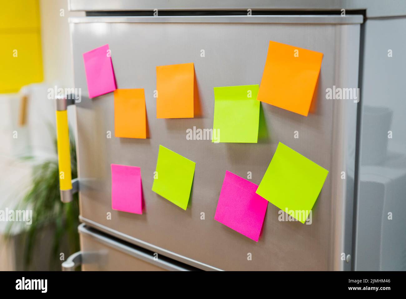 Adhesive notes fridge Stock Photo - Alamy