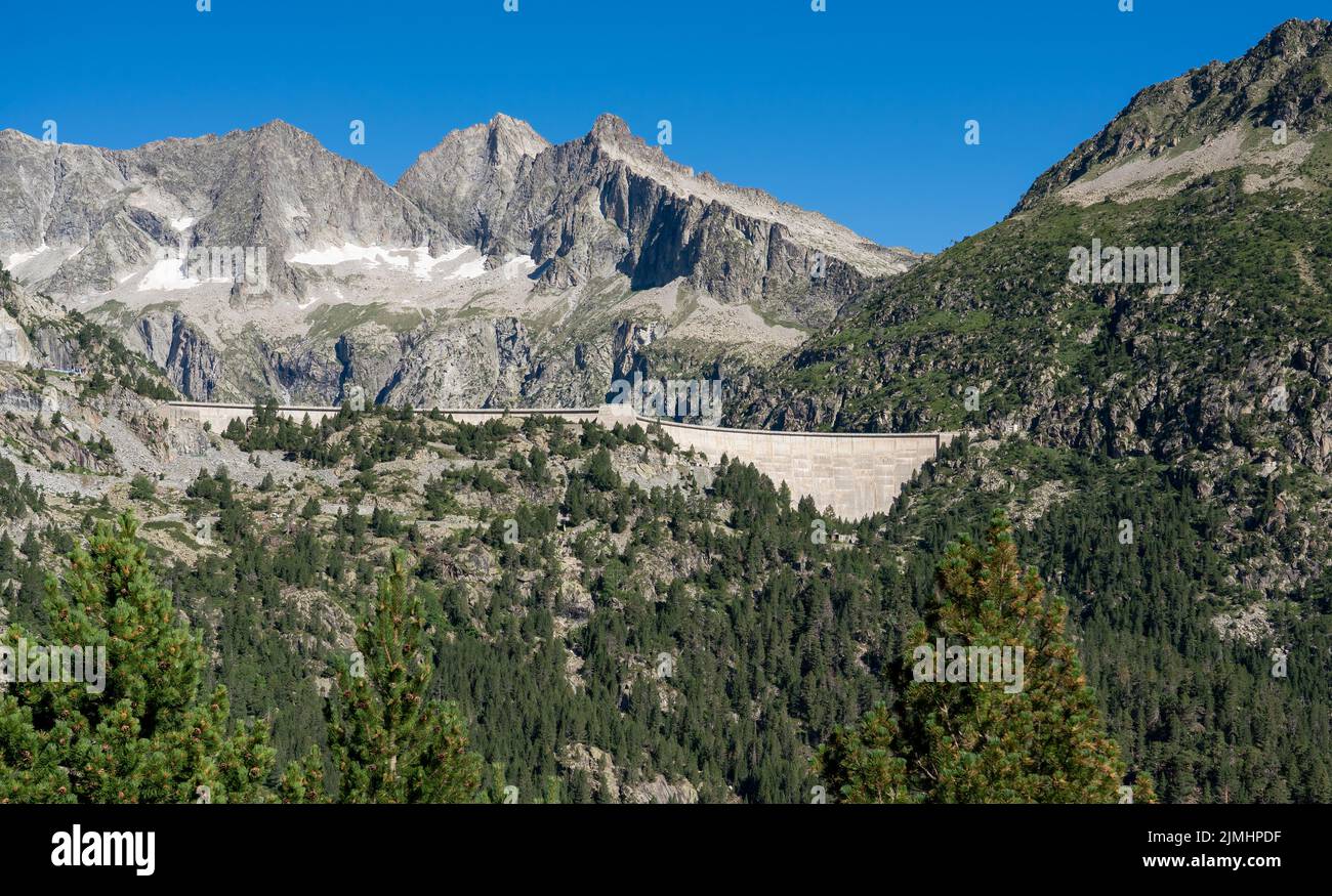 Large concrete reservoir dam wall in sunshine, Barrage dam and Lac de ...