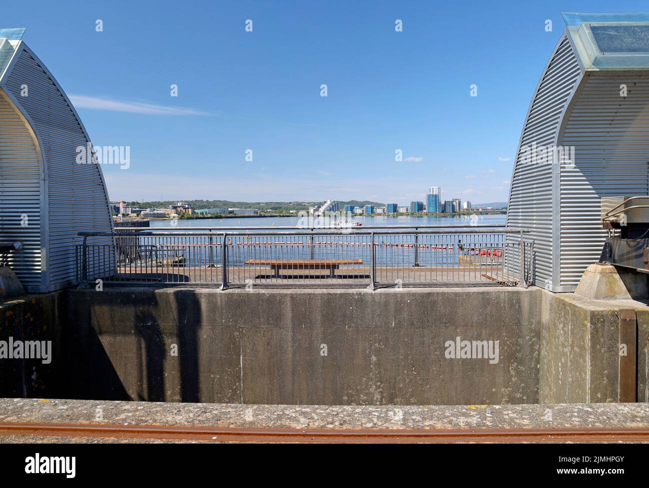 Cardiff Barrage sluice gates - controlling water levels in the bay ...