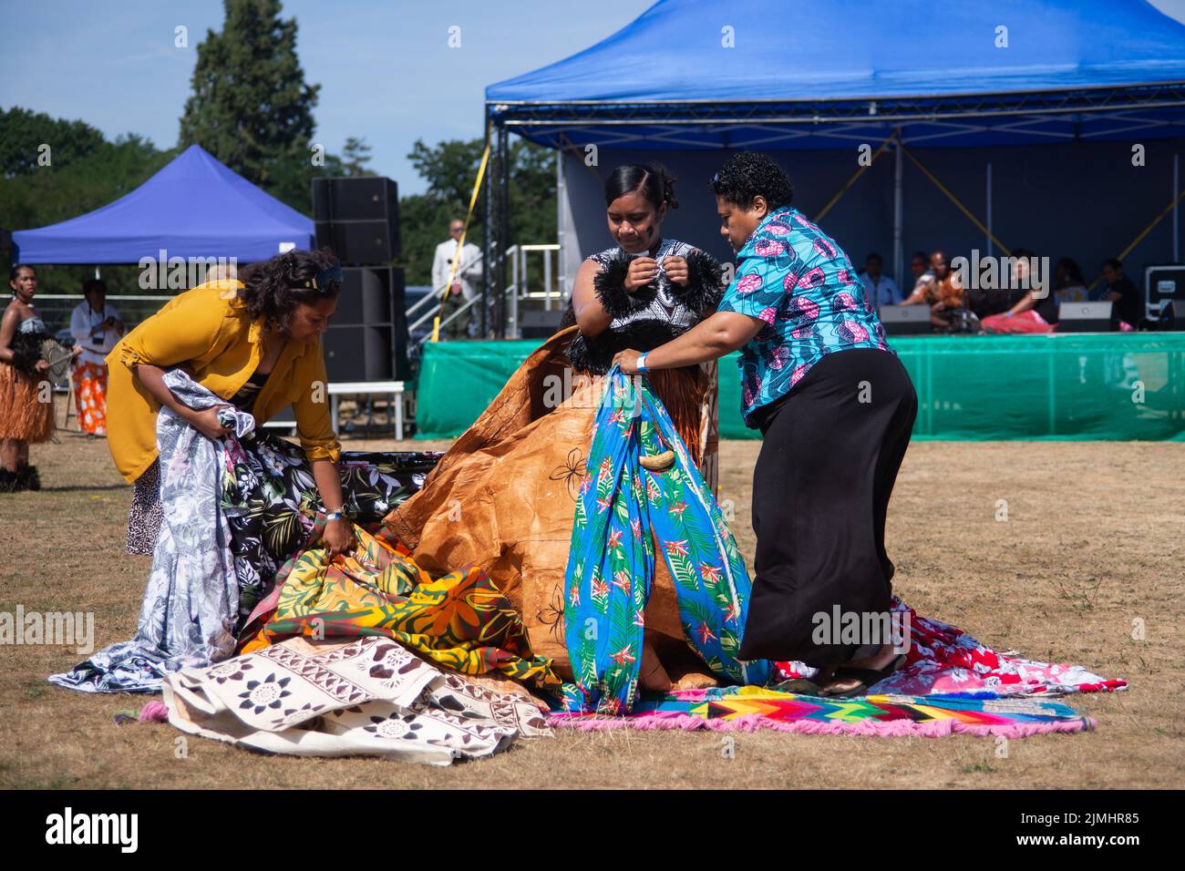 Hampshire, UK. 6th Aug, 2022. One dancer was gifted bolts of cloth to ...